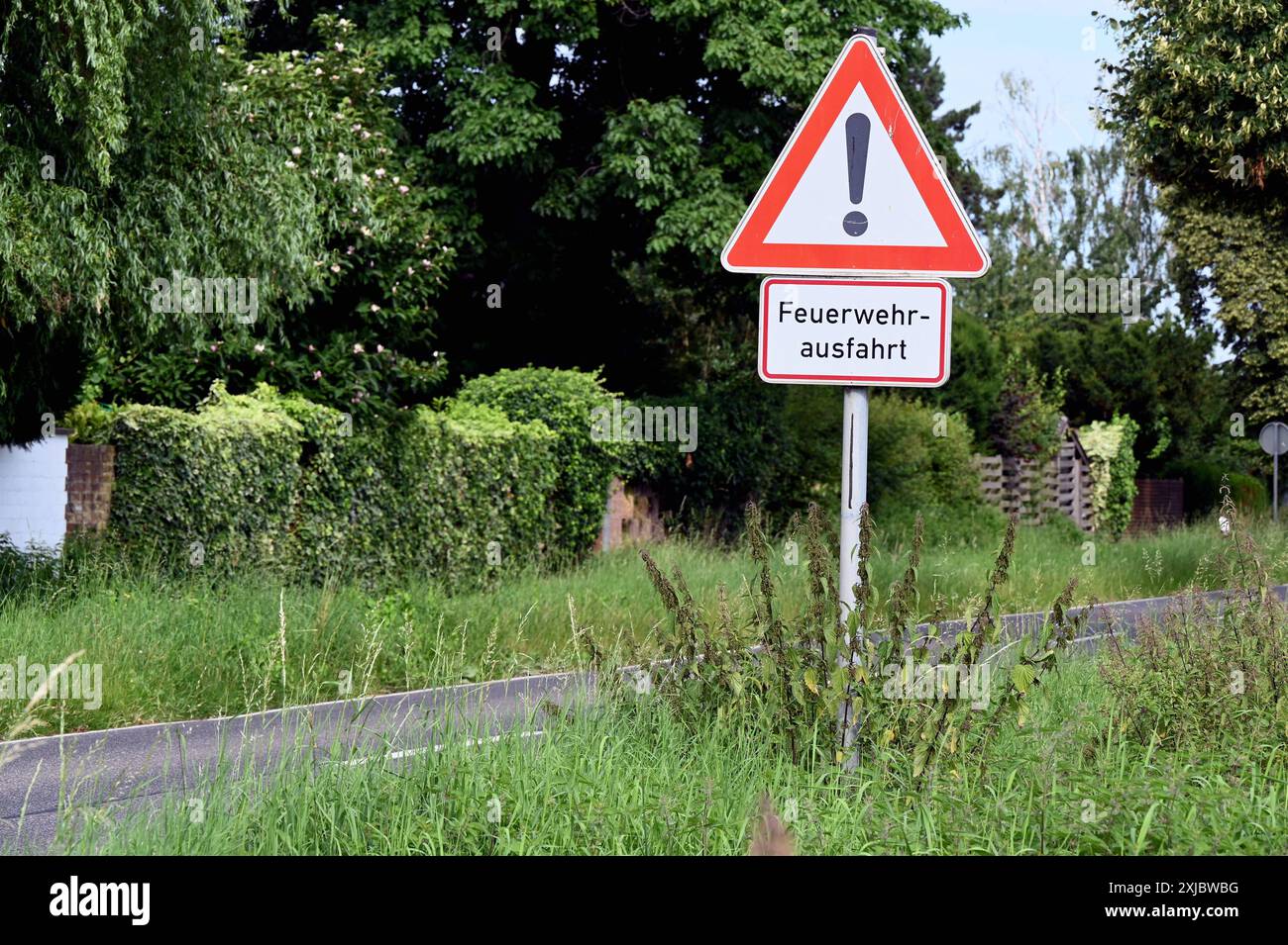 Verkehrsschild Achtung Gefahrenstelle mit dem Zusatz Feuerwehrausfahrt ...
