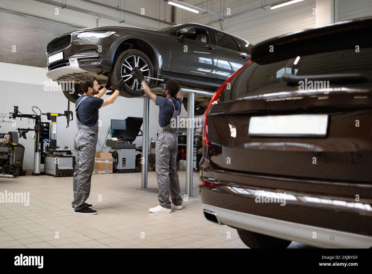 Team auto mechanics two hi-res stock photography and images - Alamy