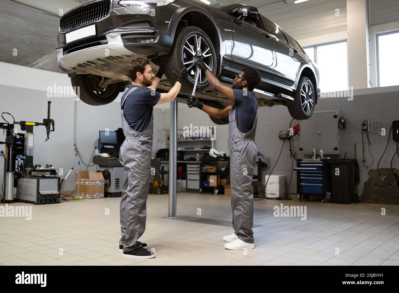 Team auto mechanics two hi-res stock photography and images - Alamy