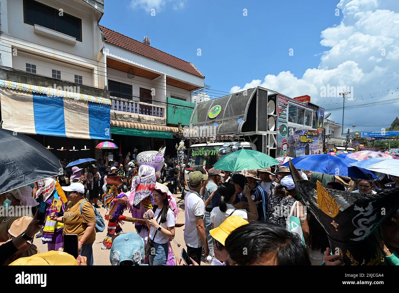 Parade float making hi-res stock photography and images - Alamy