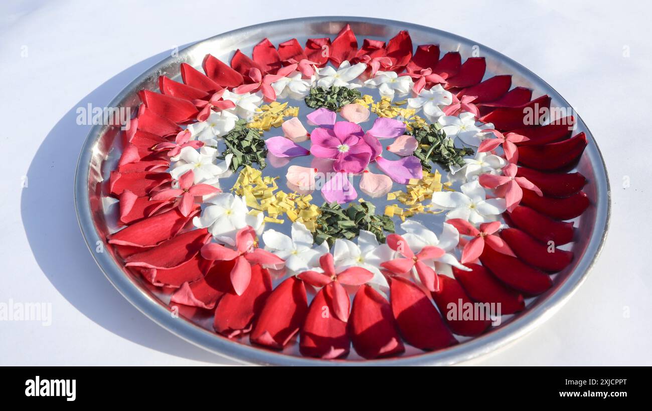 Beautiful aarti thali decorated with colorful flowers.. Hindu festivals ...
