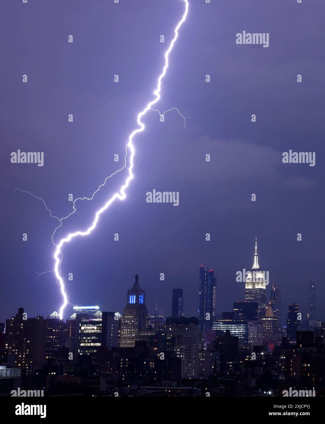 Lightning strikes empire state building hi-res stock photography and ...