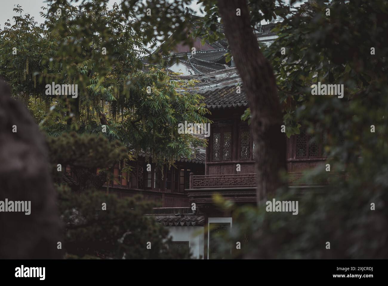 A glimpse of a traditional Chinese building in Yu Garden, Shanghai ...