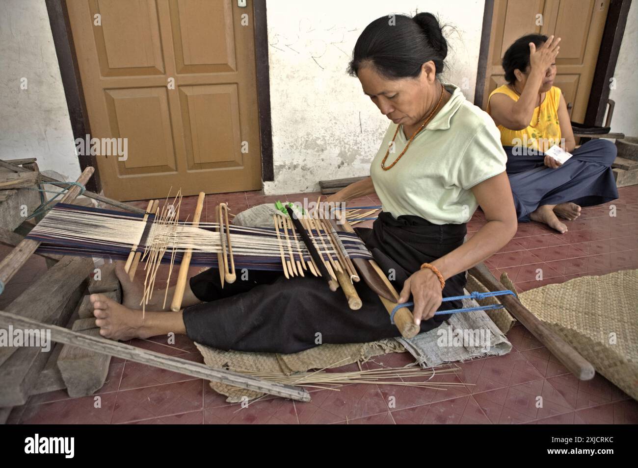 Weaving expressions hi-res stock photography and images - Alamy