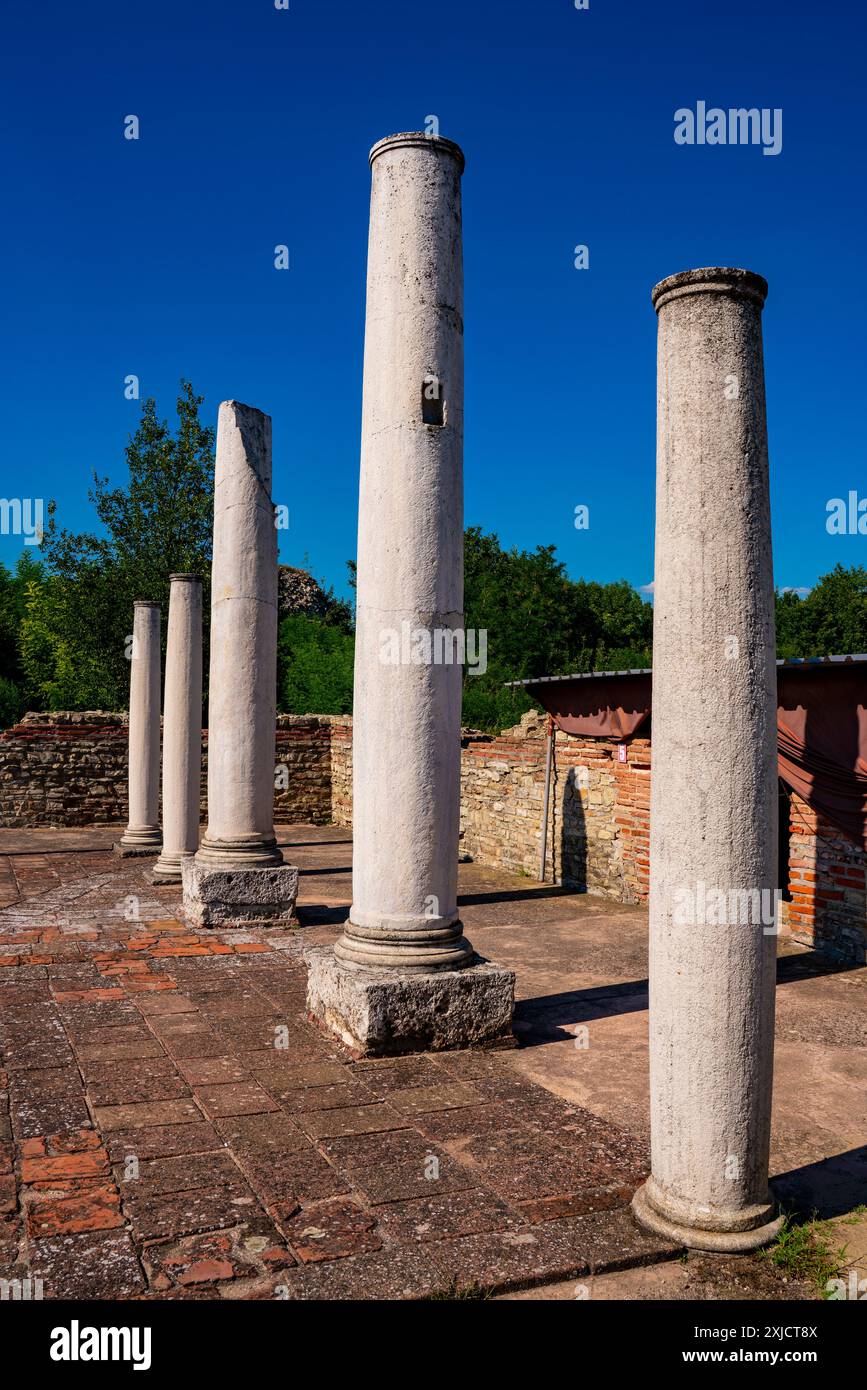 Tall white columns hi-res stock photography and images - Alamy