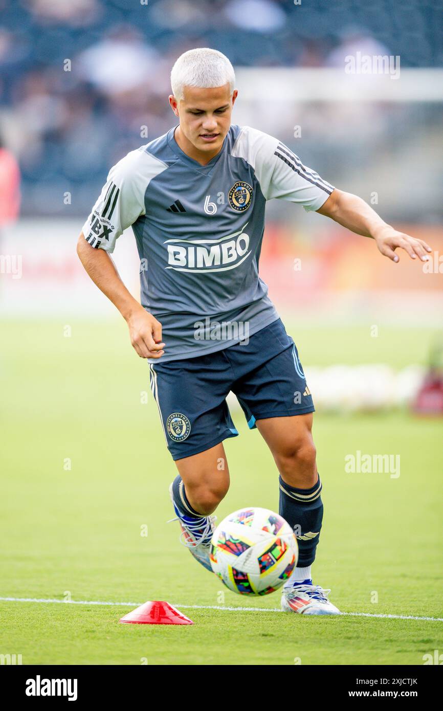 Cavan Sullivan future Manchester City prospect warming up on the pitch ...