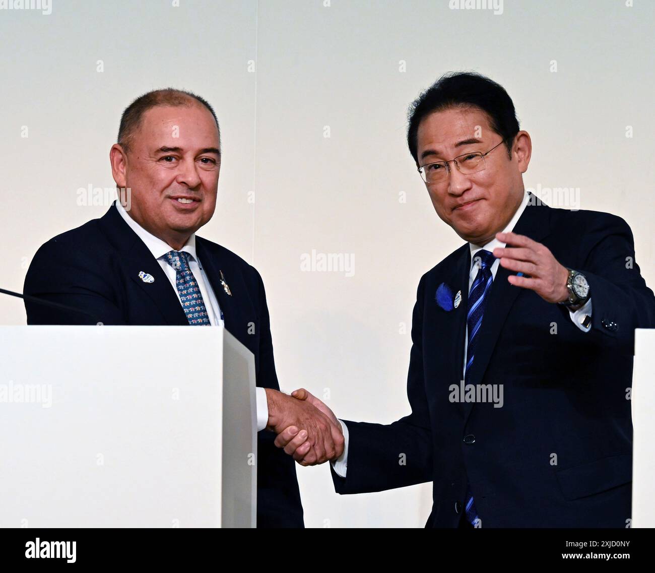 Mark Brown(L), Prime Minister of the Cook Islands and Fumio Kishida ...