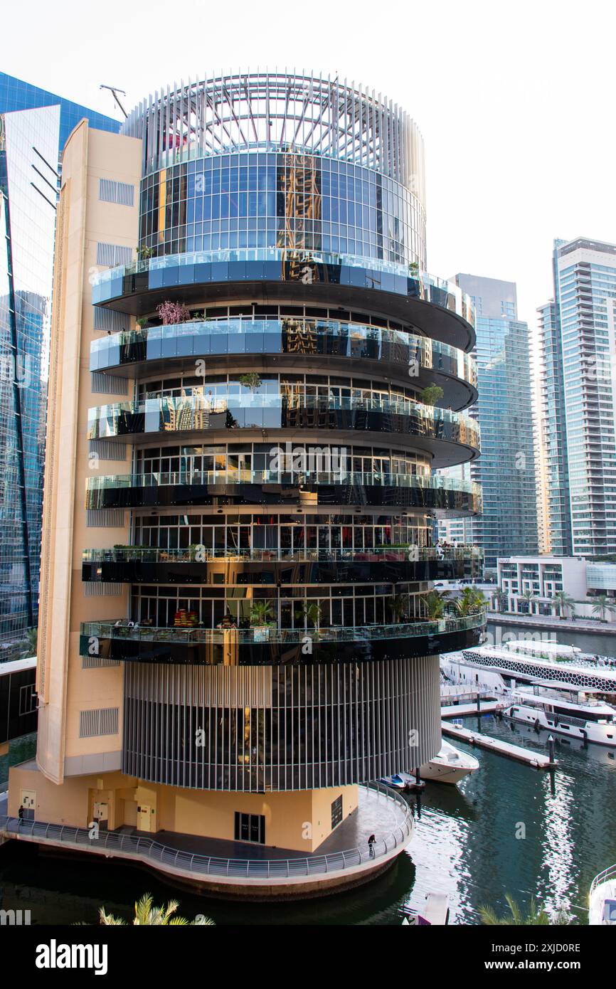 Building of Pier 7 an upmarket chain of restaurants at Dubai Marina ...