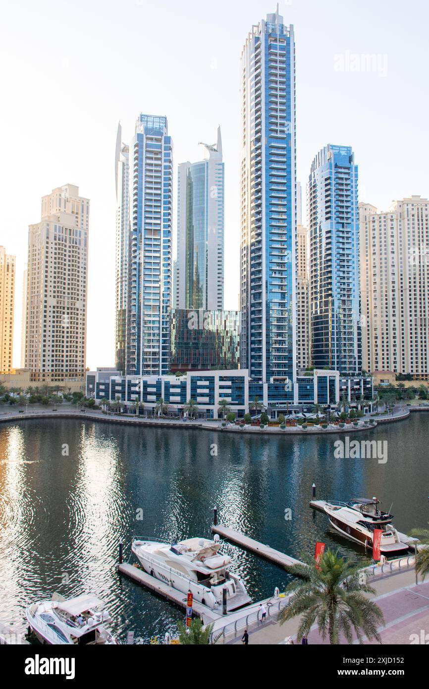 Dubai marina boardwalk united arab hi-res stock photography and images ...