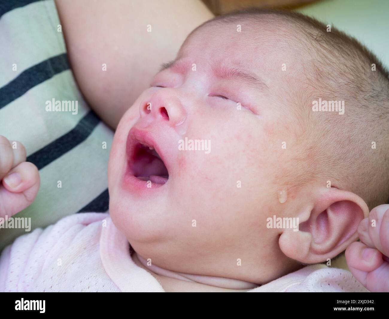 Newborn baby girl crying hi-res stock photography and images - Alamy
