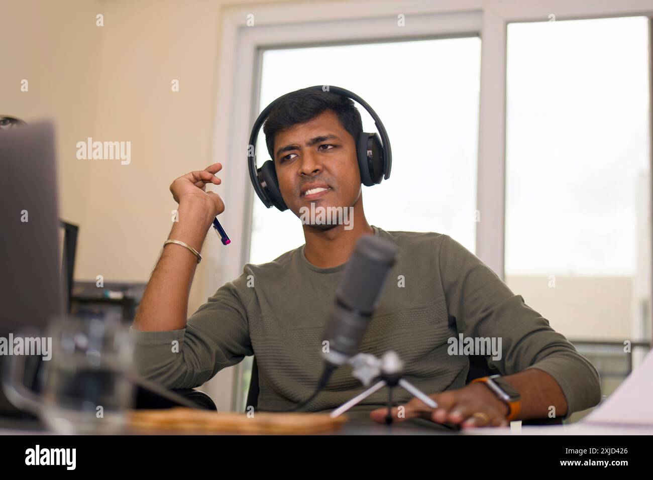 Thinking struggles hi-res stock photography and images - Alamy