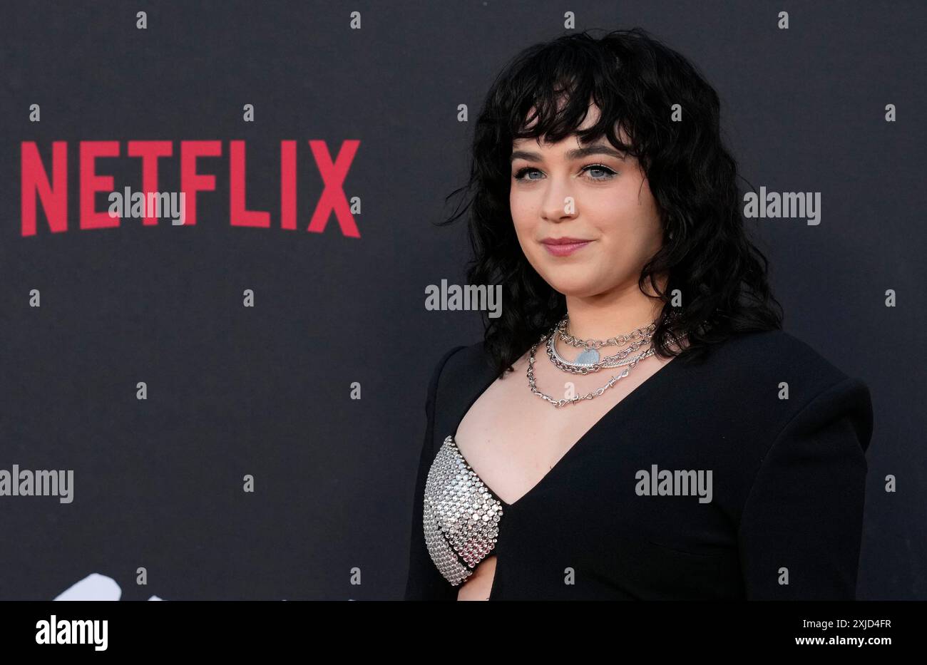 Mary Mouser poses at the season six premiere of the Netflix series ...