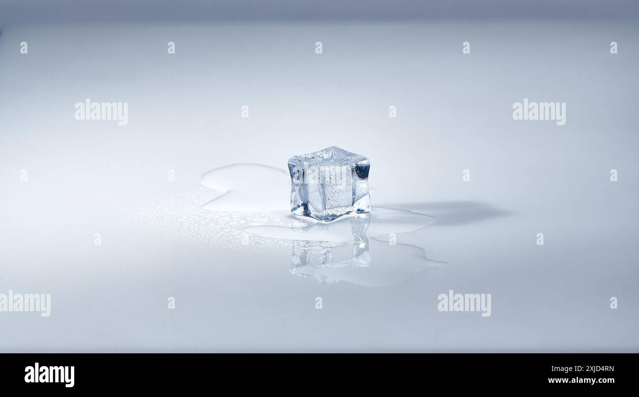 Glass water ice cubes vector hi-res stock photography and images - Alamy