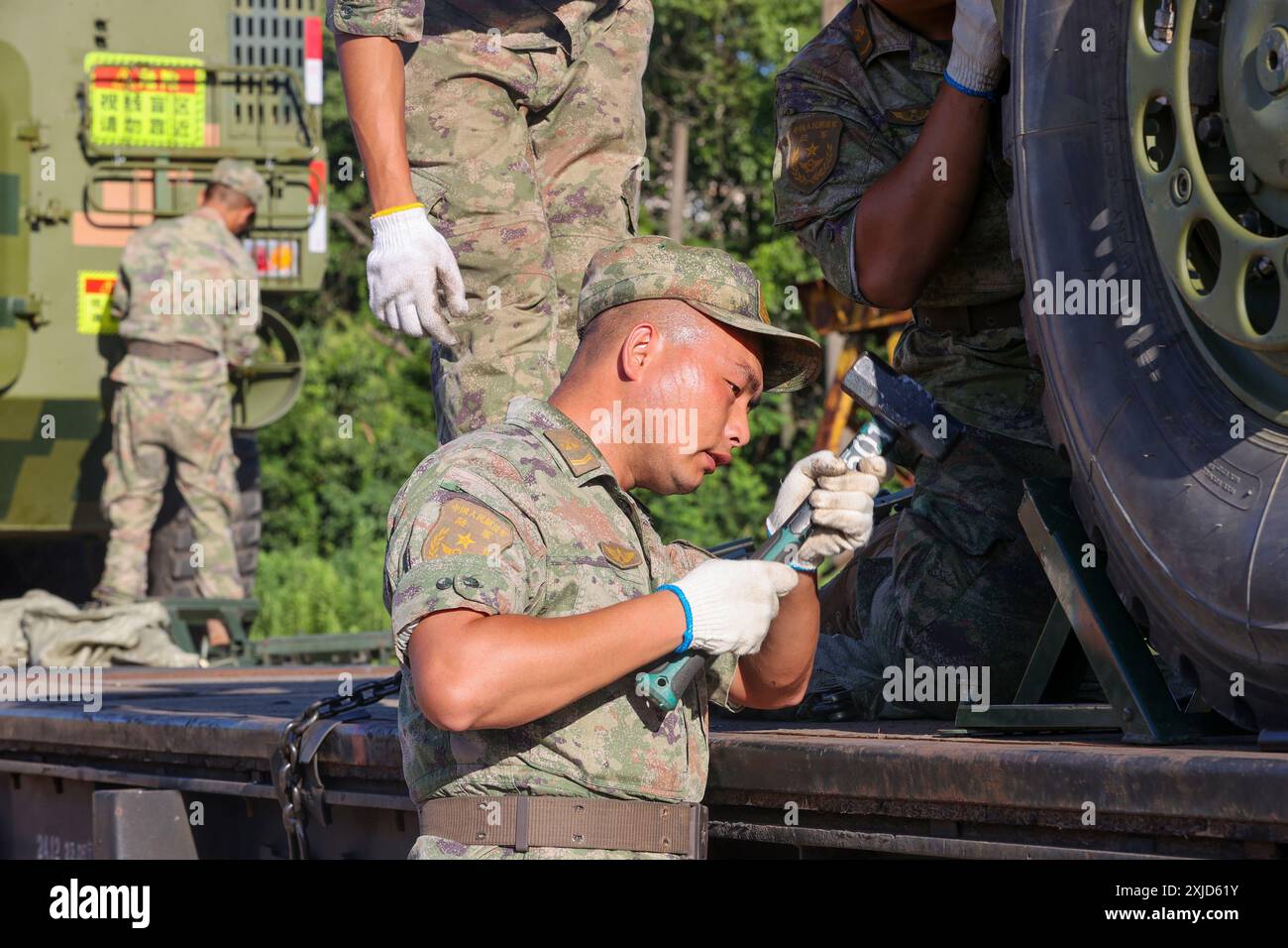 Soldiers loading equipment hi-res stock photography and images - Alamy