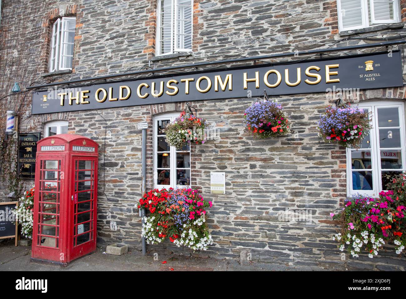 Red telephone box cornwall england hi-res stock photography and images ...