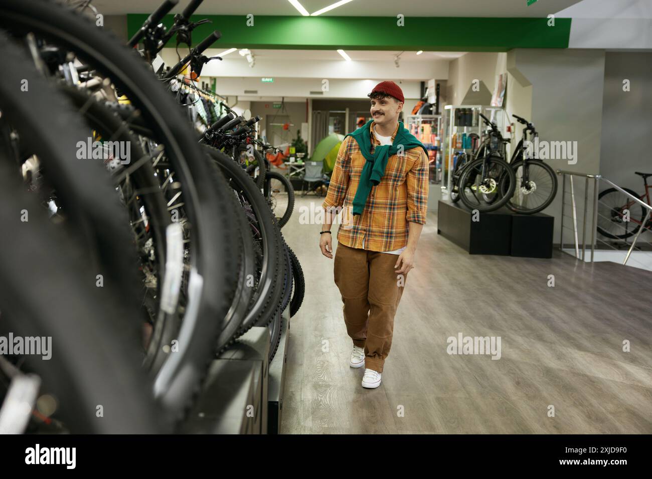 Man purchasing bike hi-res stock photography and images - Alamy