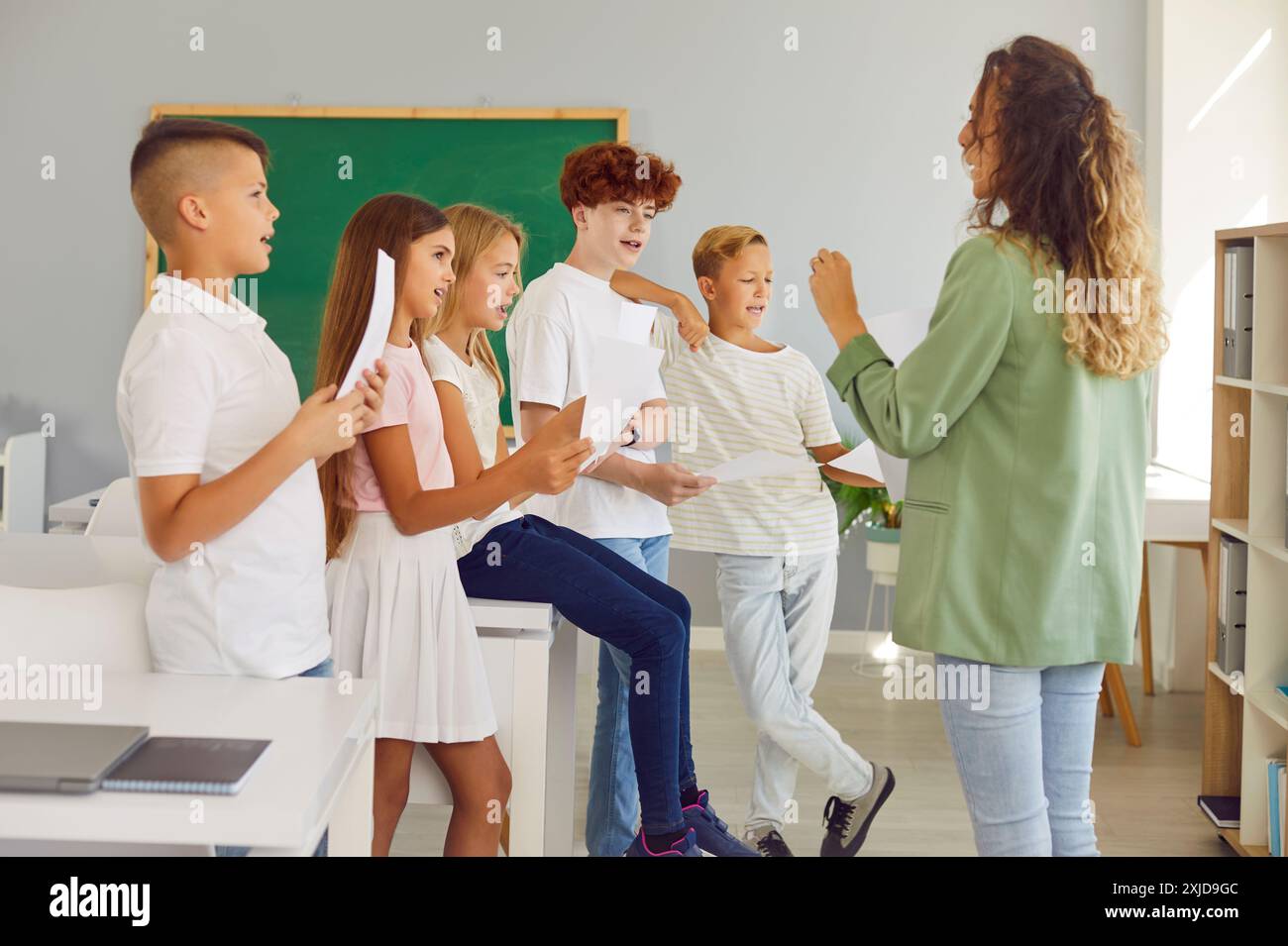 Children singing classroom hi-res stock photography and images - Alamy
