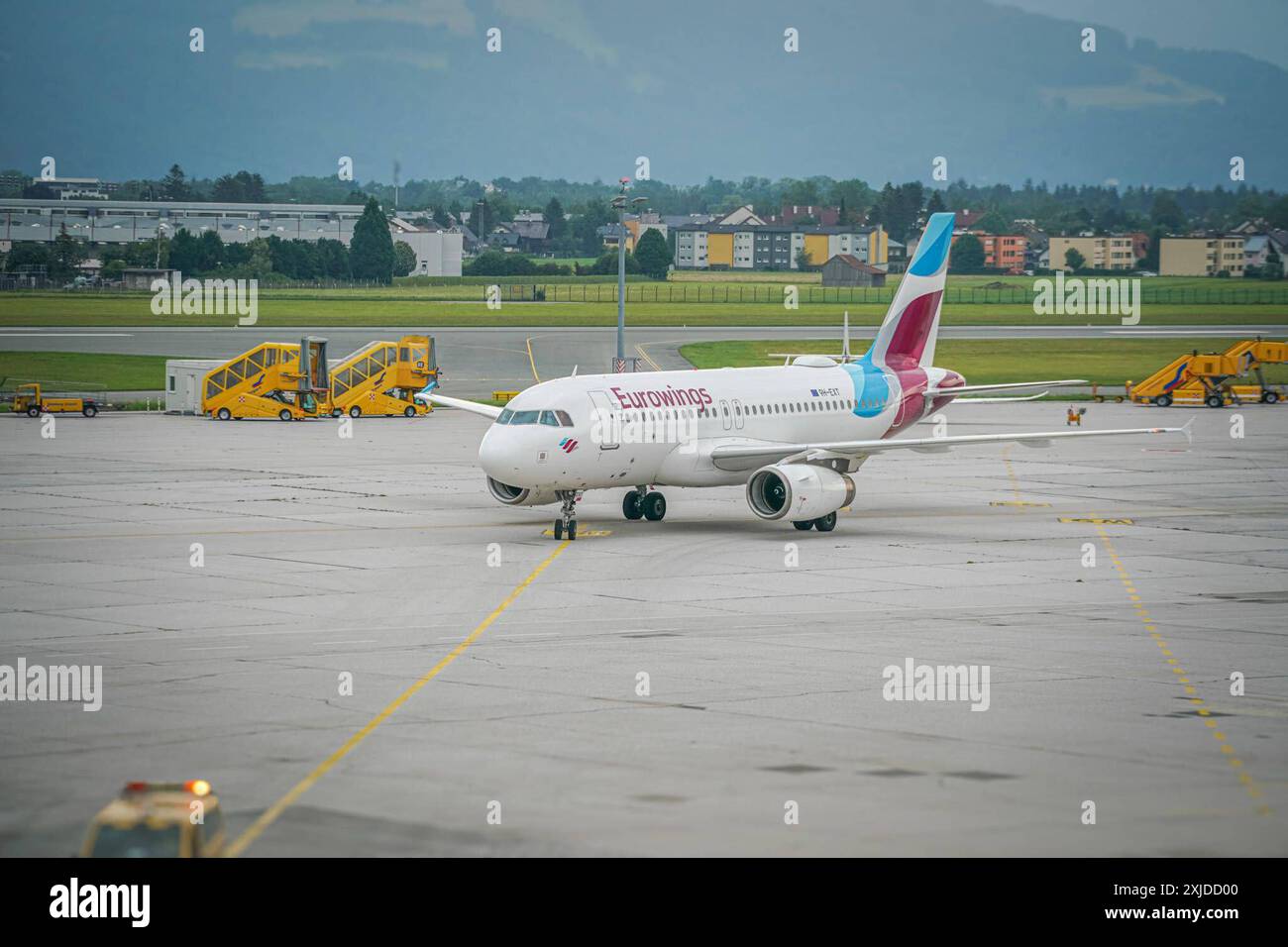 Passagierflugzeug airbus a320 hi-res stock photography and images - Alamy