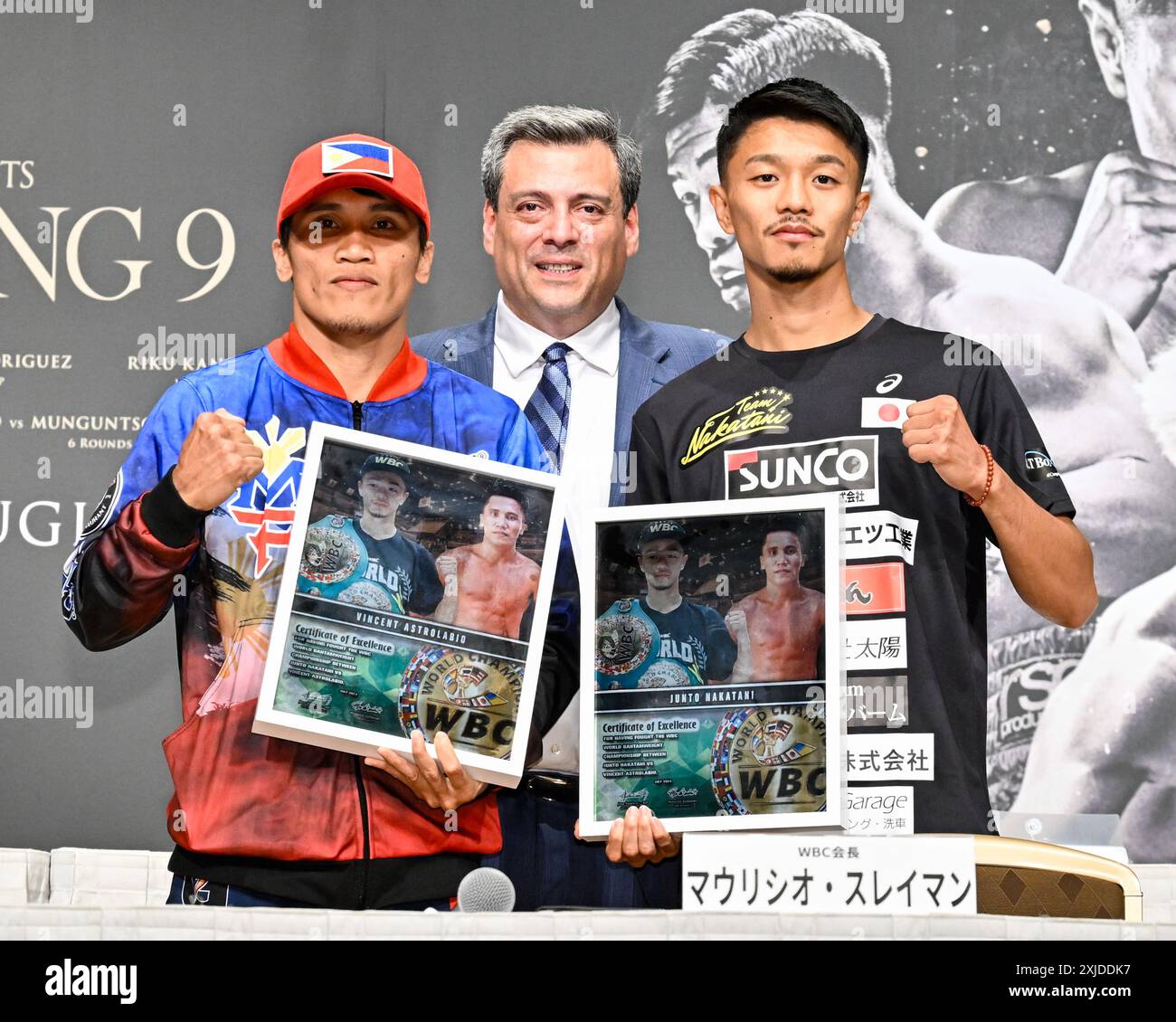 WBC bantamweight champion Junto Nakatani (R) of Japan and Vincent ...