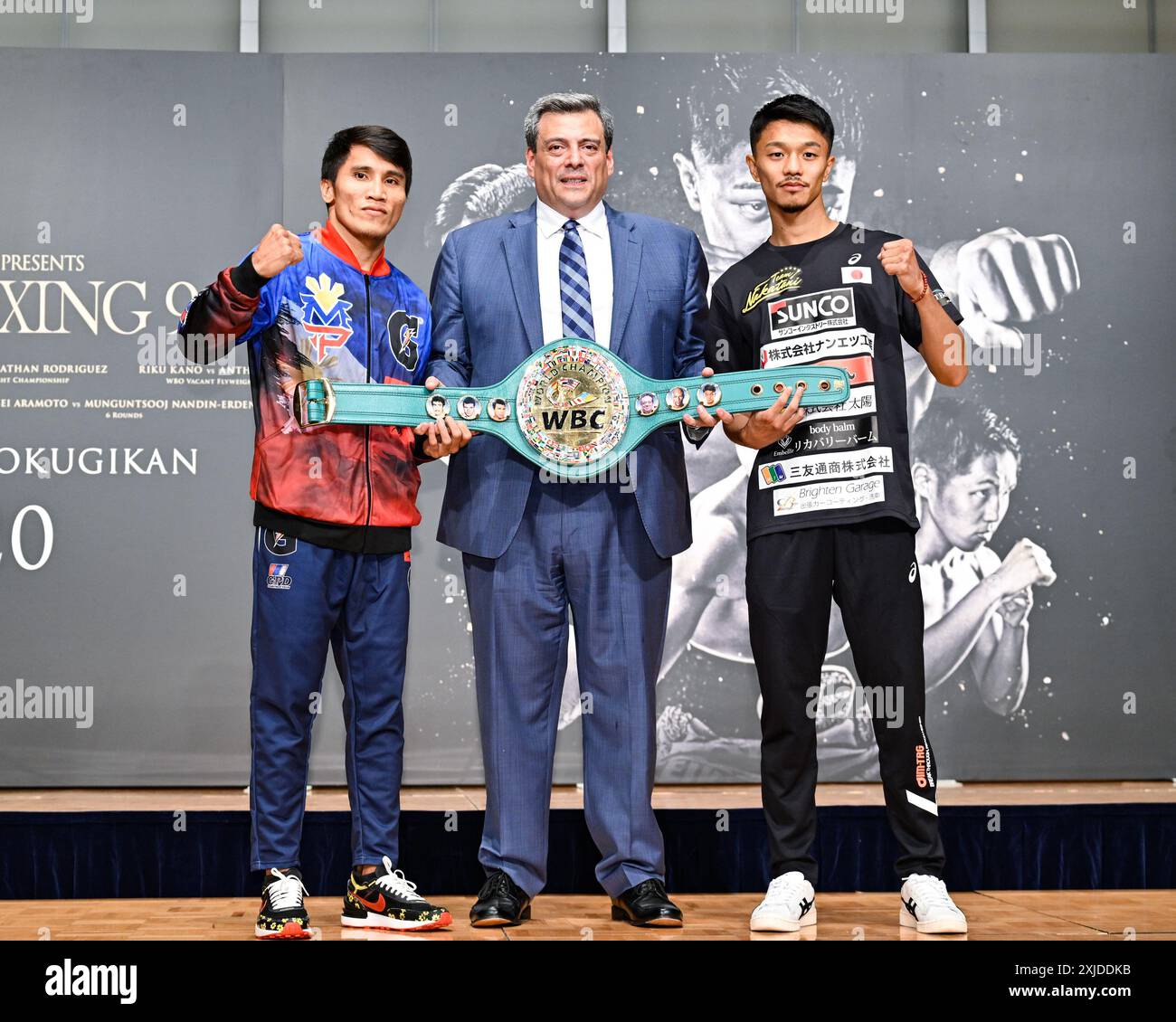 WBC bantamweight champion Junto Nakatani (R) of Japan and Vincent ...