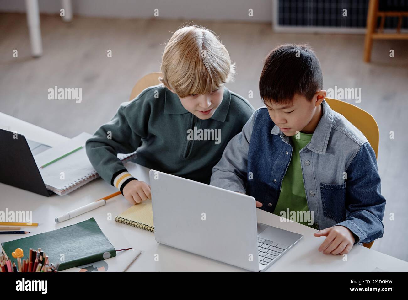 School children work pair hi-res stock photography and images - Alamy