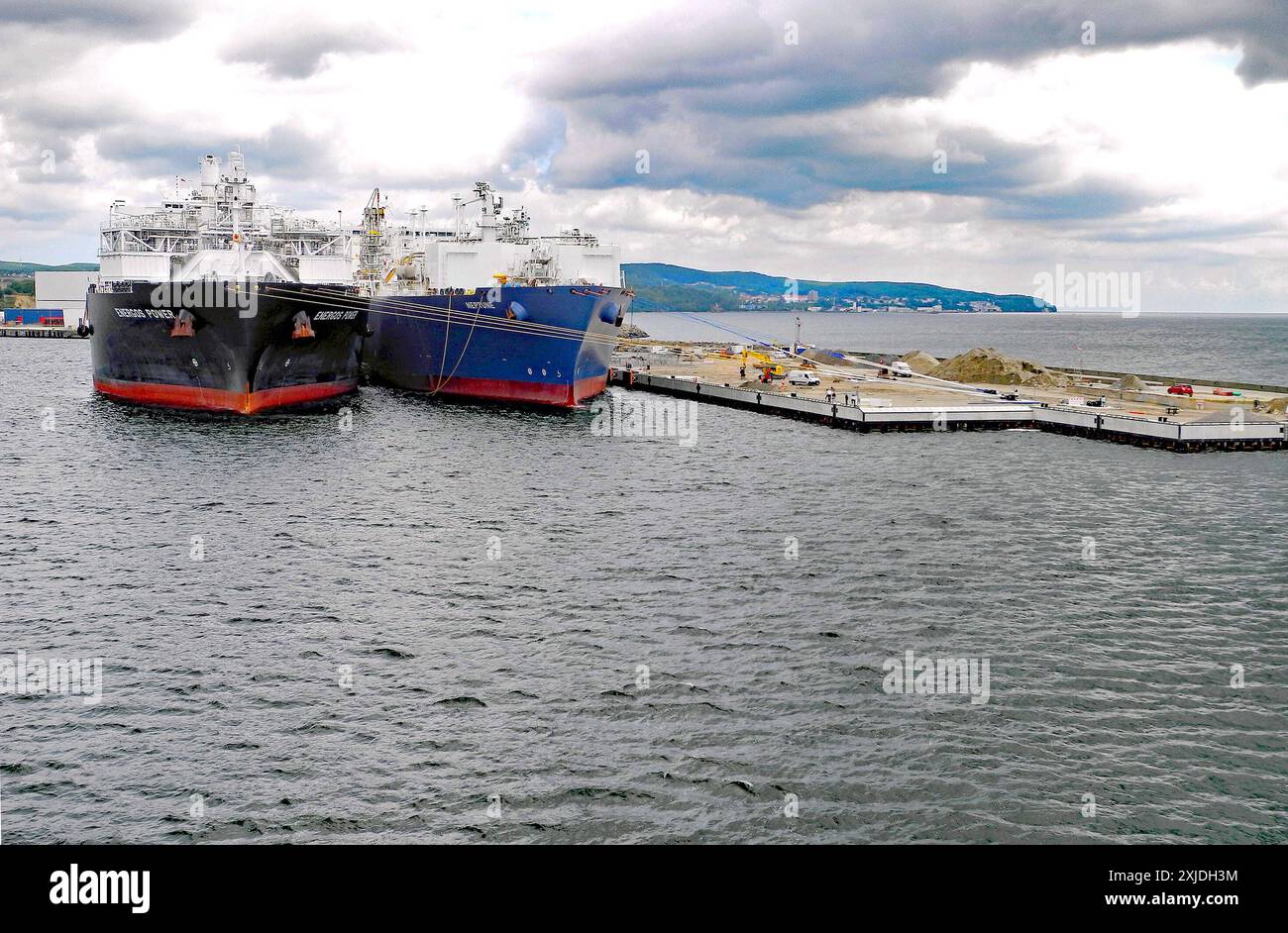 Neubau fuer LNG-Schiffe im Hafen Neu-Mukran, hinten rechts Sassnitz ...