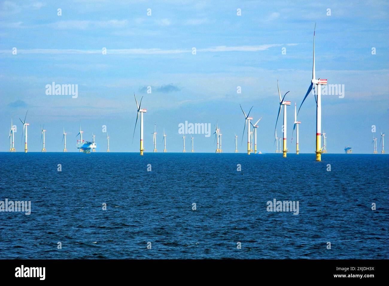 Faehre zwischen Bornholm und Neu-Mukran kommt am Windkraftpark vor ...