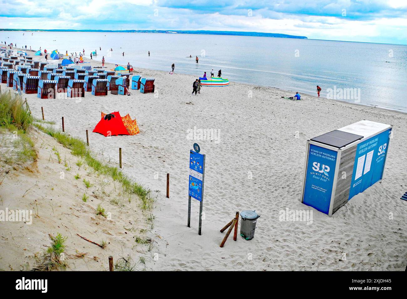 Blick vom Strand in der Binzer Buecht, gegenueber Bildmitte oben LNG ...