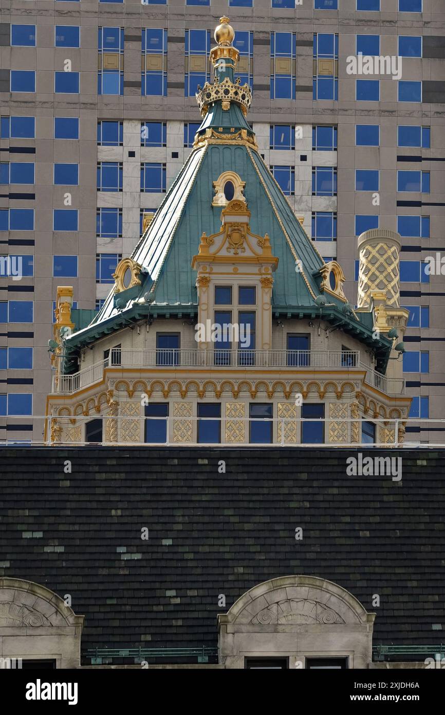 Crown Building, New York City, with it's decoration of gold details ...