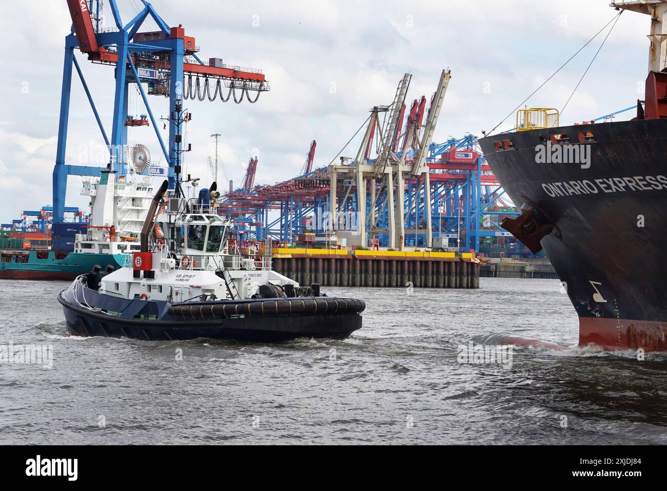 Containerschiffe im Hafen Hamburg. Welthandel vertreten durch ...
