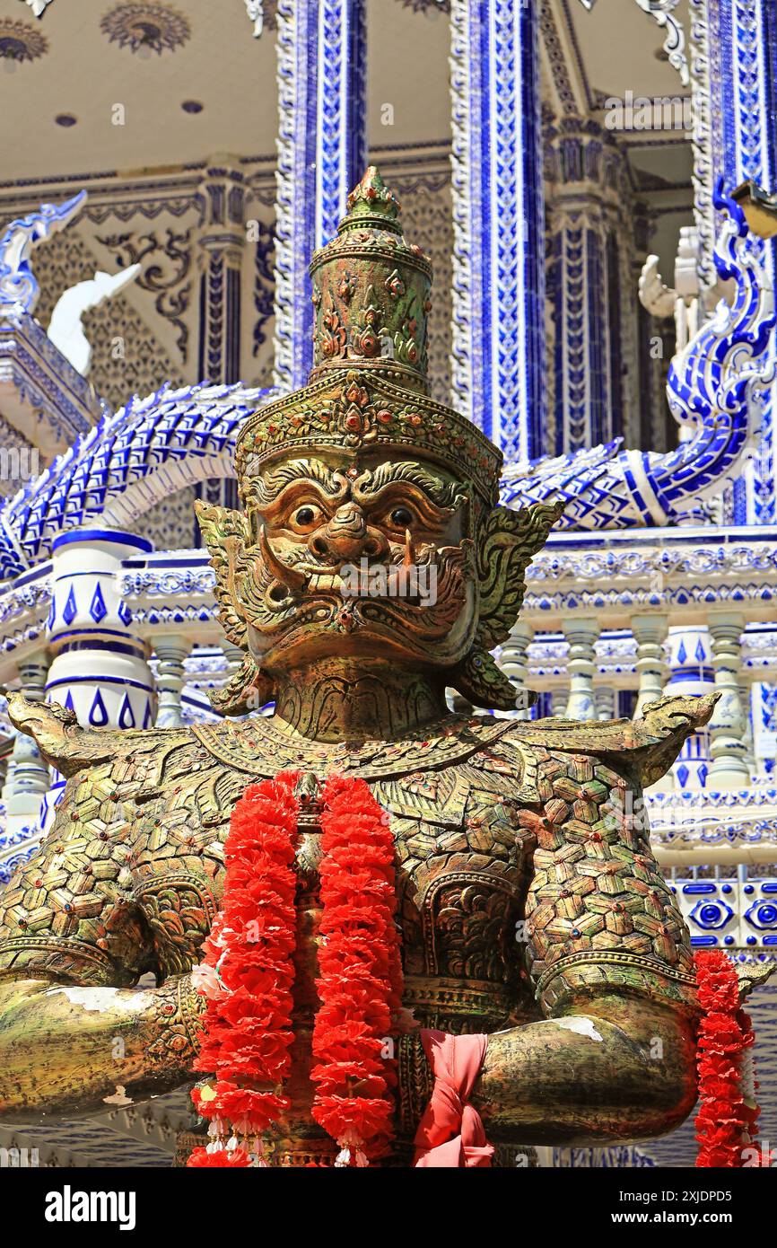 Statue of Vessavana, a Deity of Wealth and Protection at Wat Pak Nam ...