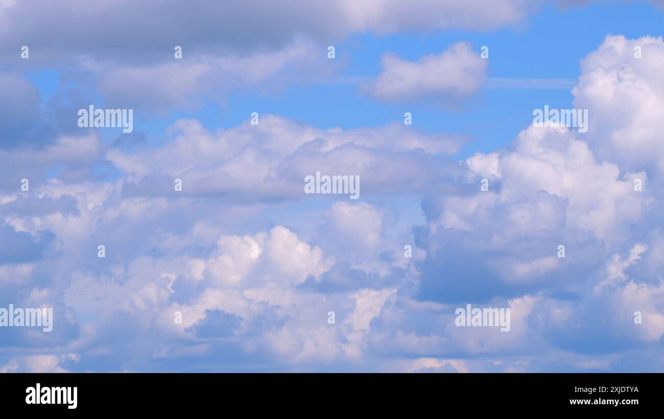 Time lapse dense white clouds hi-res stock photography and images - Alamy
