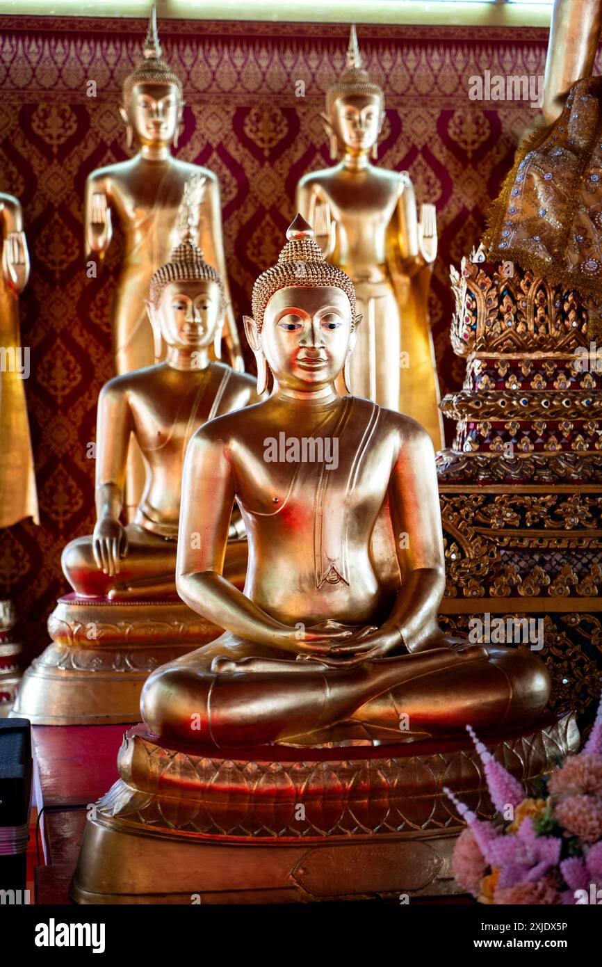 Golden thai temple figures hi-res stock photography and images - Alamy