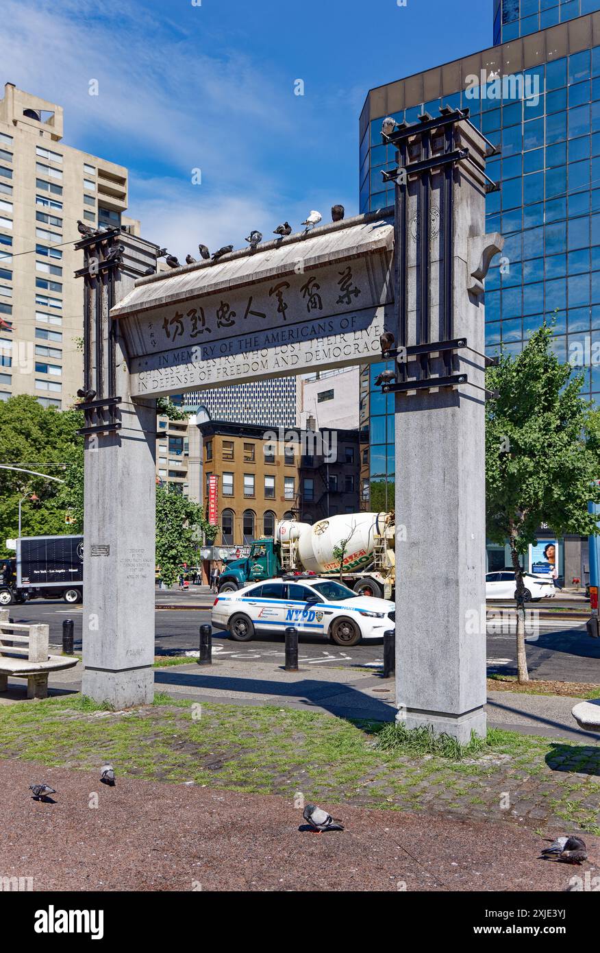 NYC Chinatown: Kimlau Memorial Arch, honoring Chinese-American ...