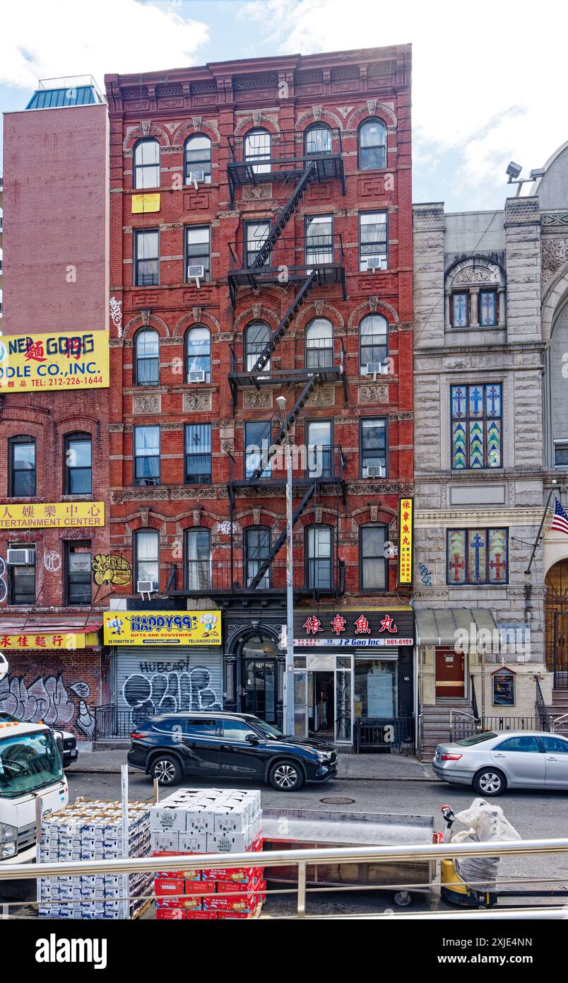 Old tenement building nyc hi-res stock photography and images - Alamy
