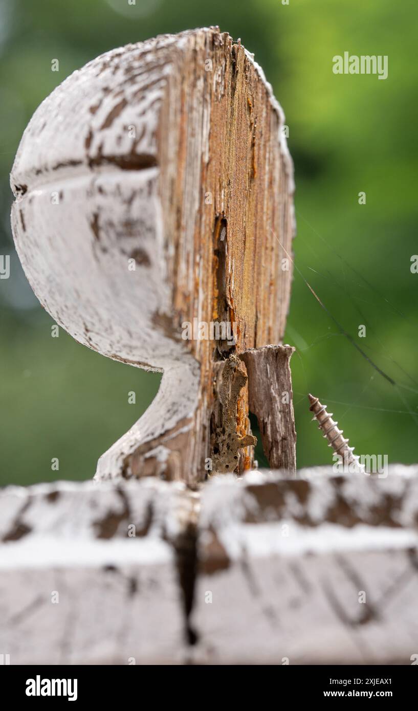 Broken wooden fence hi-res stock photography and images - Alamy