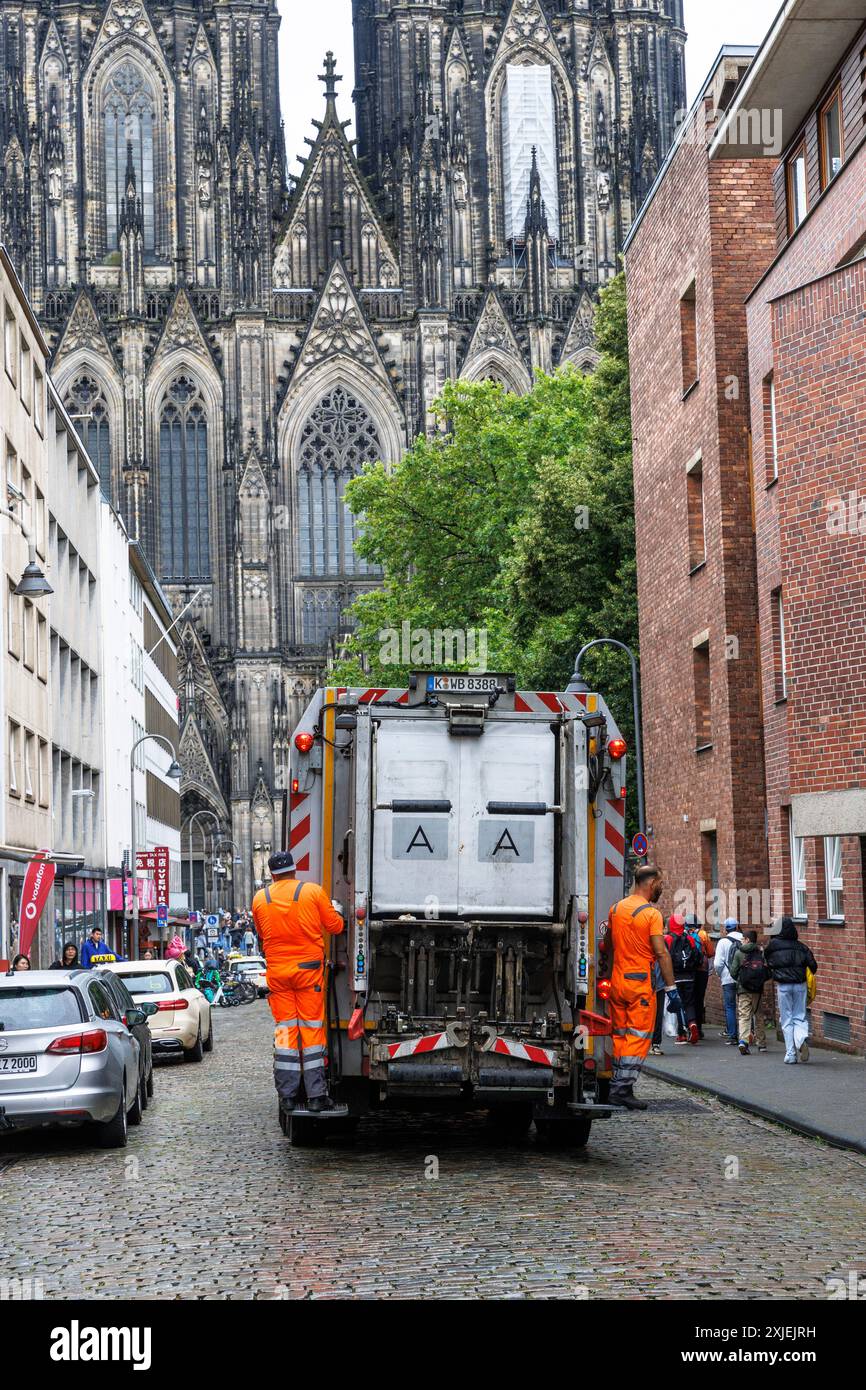 view from the street Burgmauer to the west facade of the cathedral ...