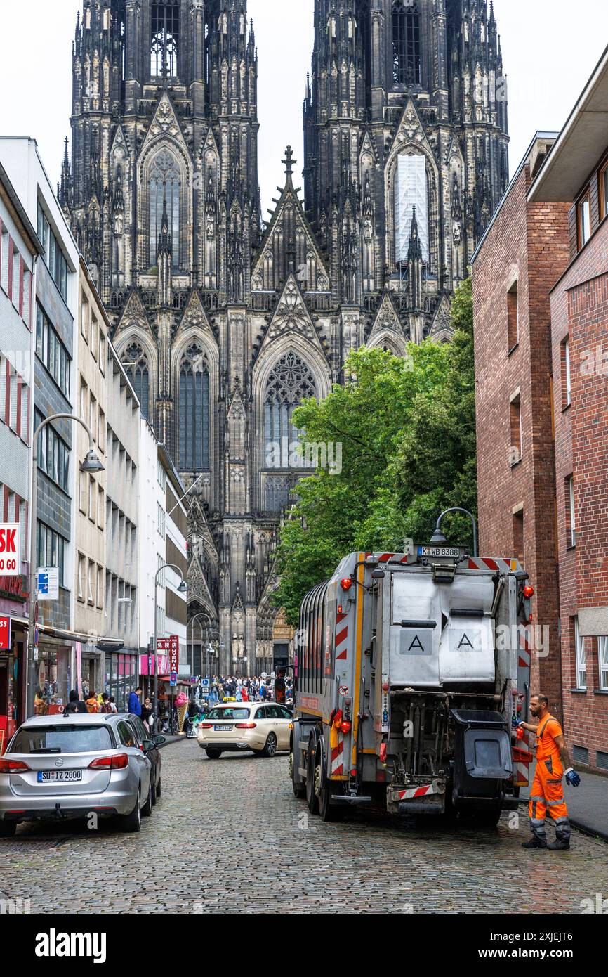 view from the street Burgmauer to the west facade of the cathedral ...