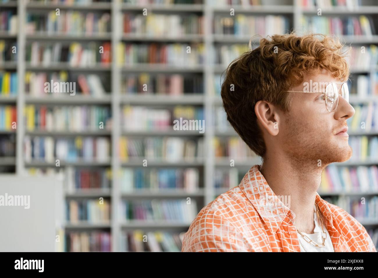 Man standing in front bookshelf hi-res stock photography and images - Alamy
