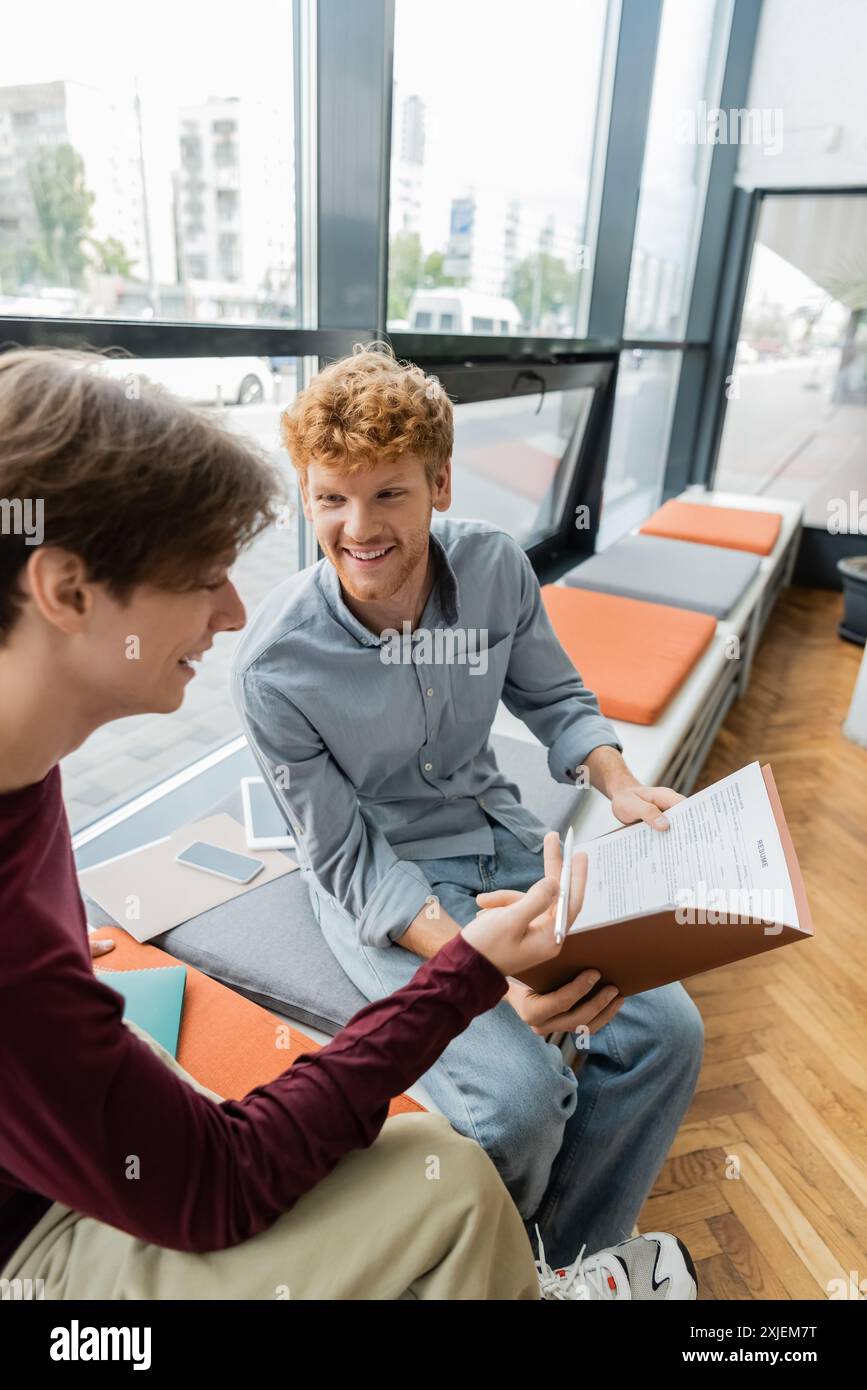Students sit in library hi-res stock photography and images - Alamy