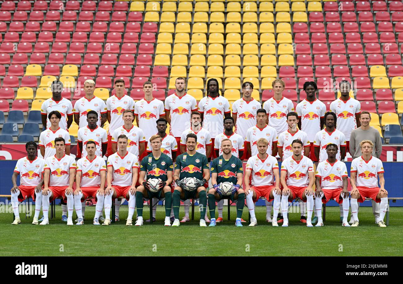 ABD0121 20240718 - SALZBURG - ÖSTERREICH: Das Team des FC Red Bull ...