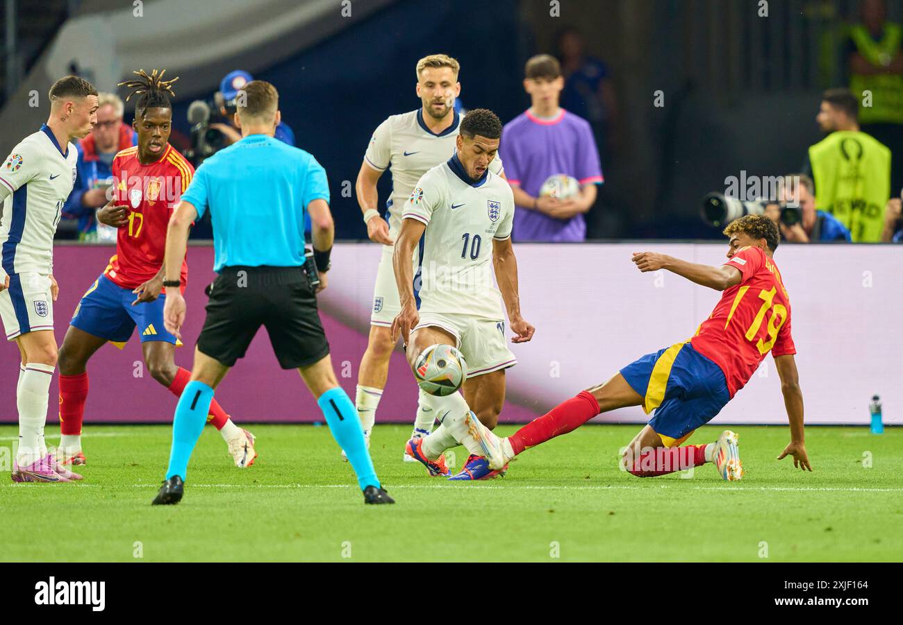 Lamine Yamal, ESP 19 compete for the ball, tackling, duel, header ...