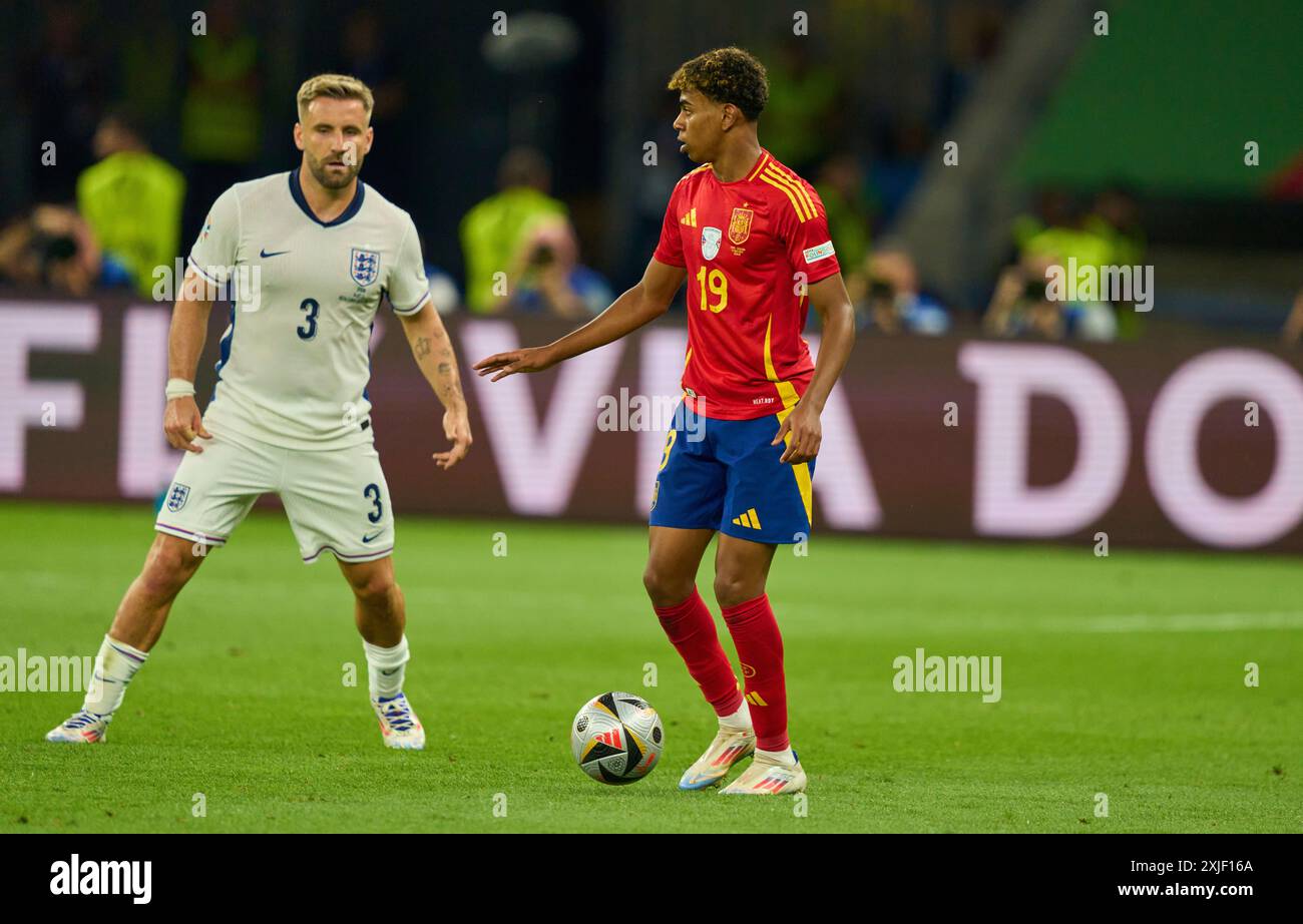 Lamine Yamal, ESP 19 compete for the ball, tackling, duel, header ...