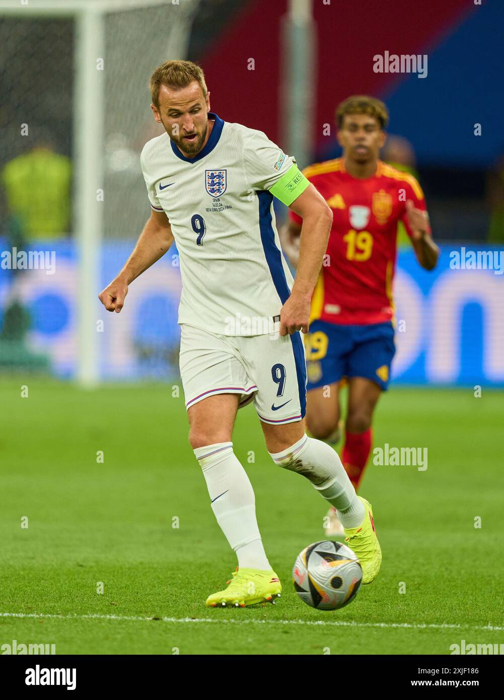 Harry KANE, England 9 compete for the ball, tackling, duel, header ...