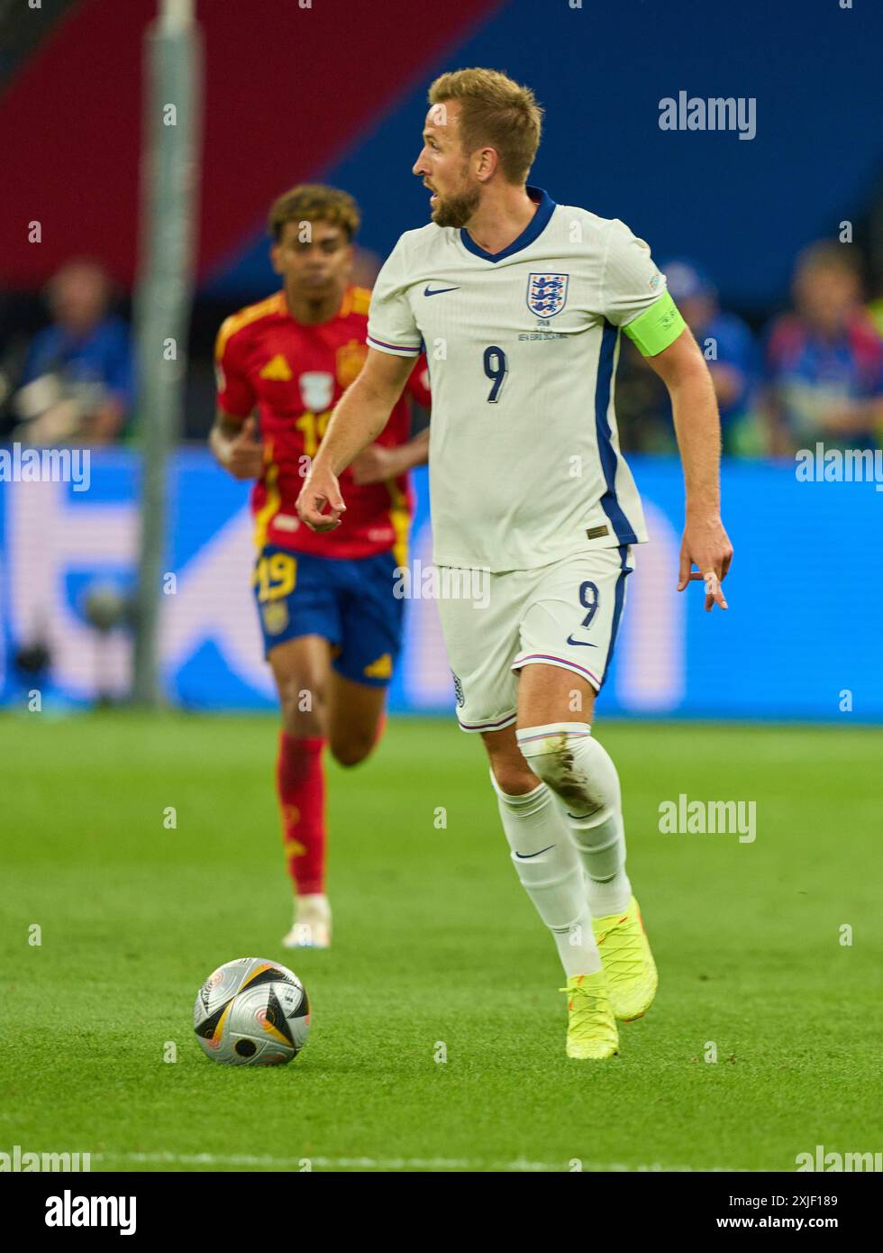 Harry KANE, England 9 compete for the ball, tackling, duel, header ...