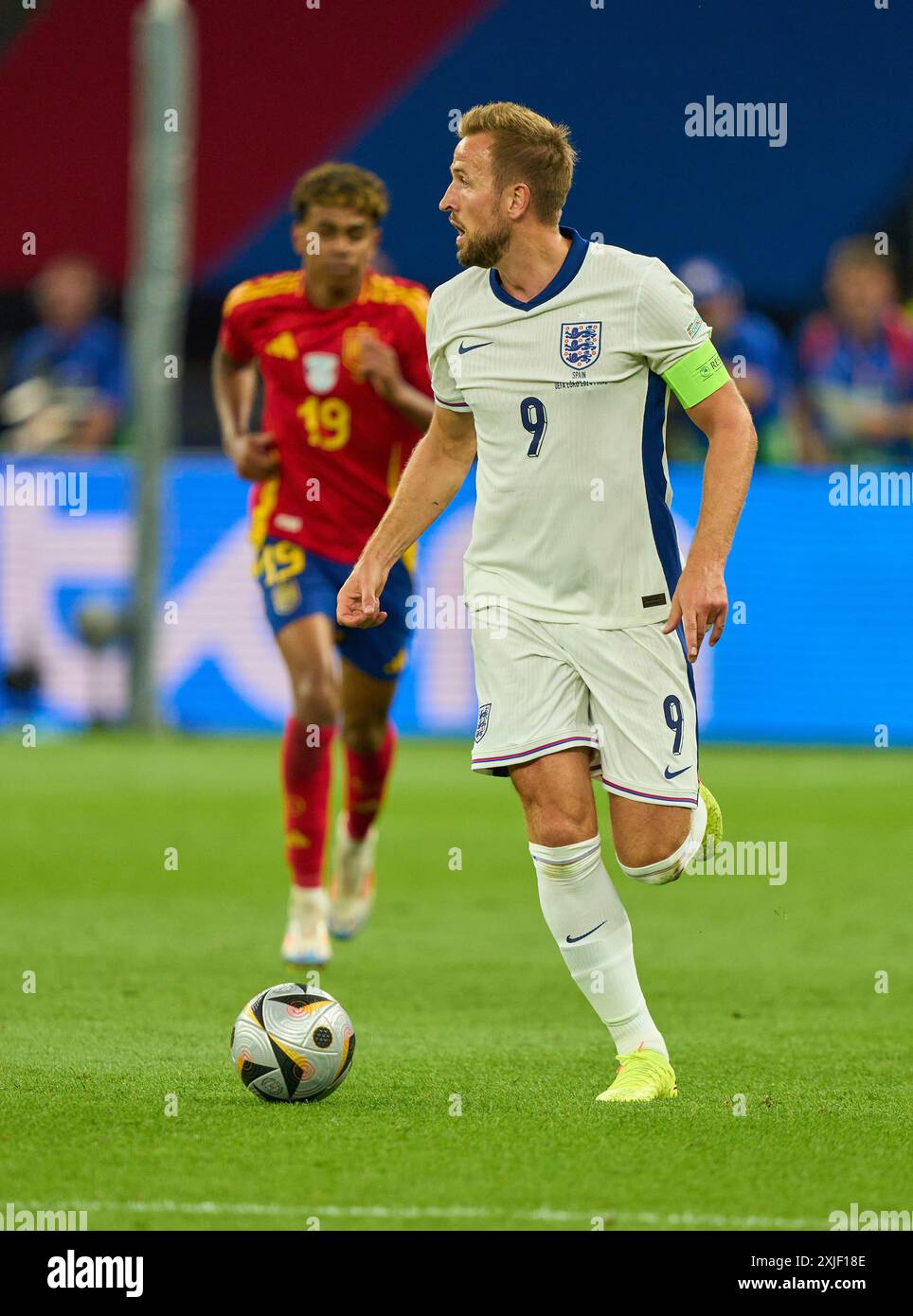 Harry KANE, England 9 compete for the ball, tackling, duel, header ...
