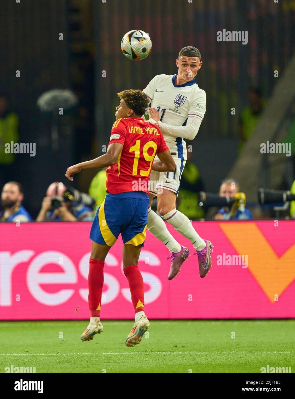 Phil Foden, England 11 compete for the ball, tackling, duel, header ...