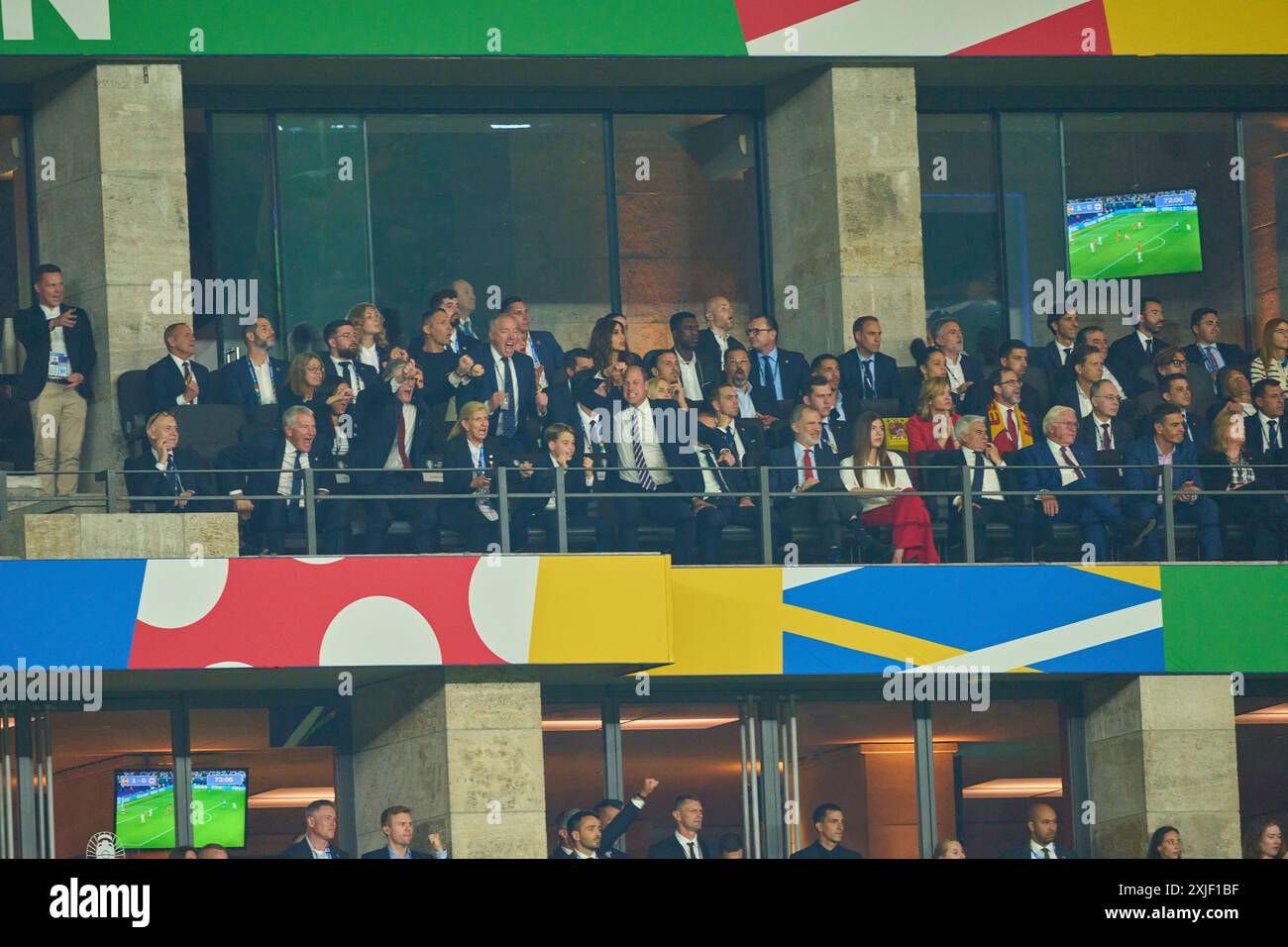 First two rows (L-R) at 1-1 goal: Bernd Neuendorf, David Gill, Lisa ...