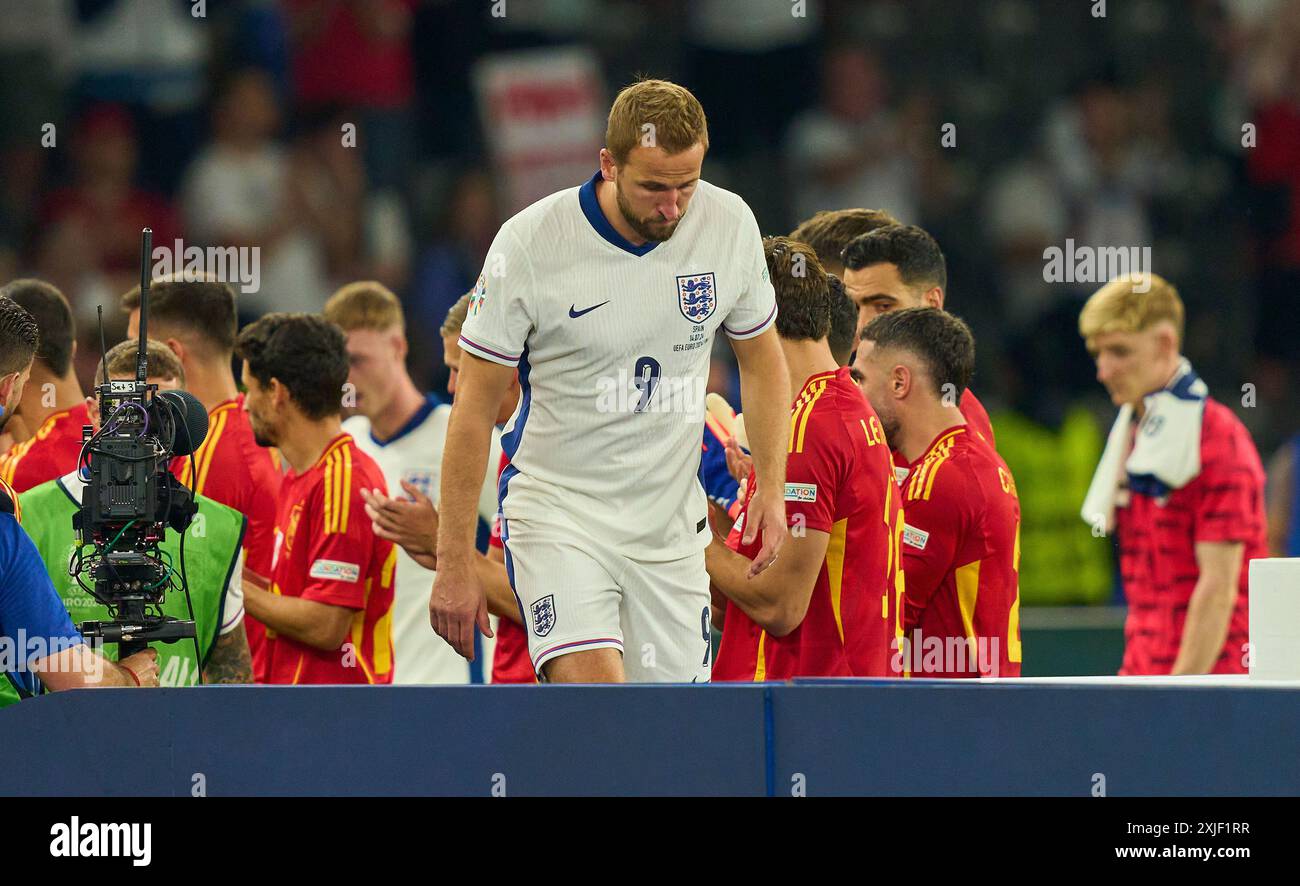 Harry KANE, England 9 sad at the winners ceremony and trophy in the ...
