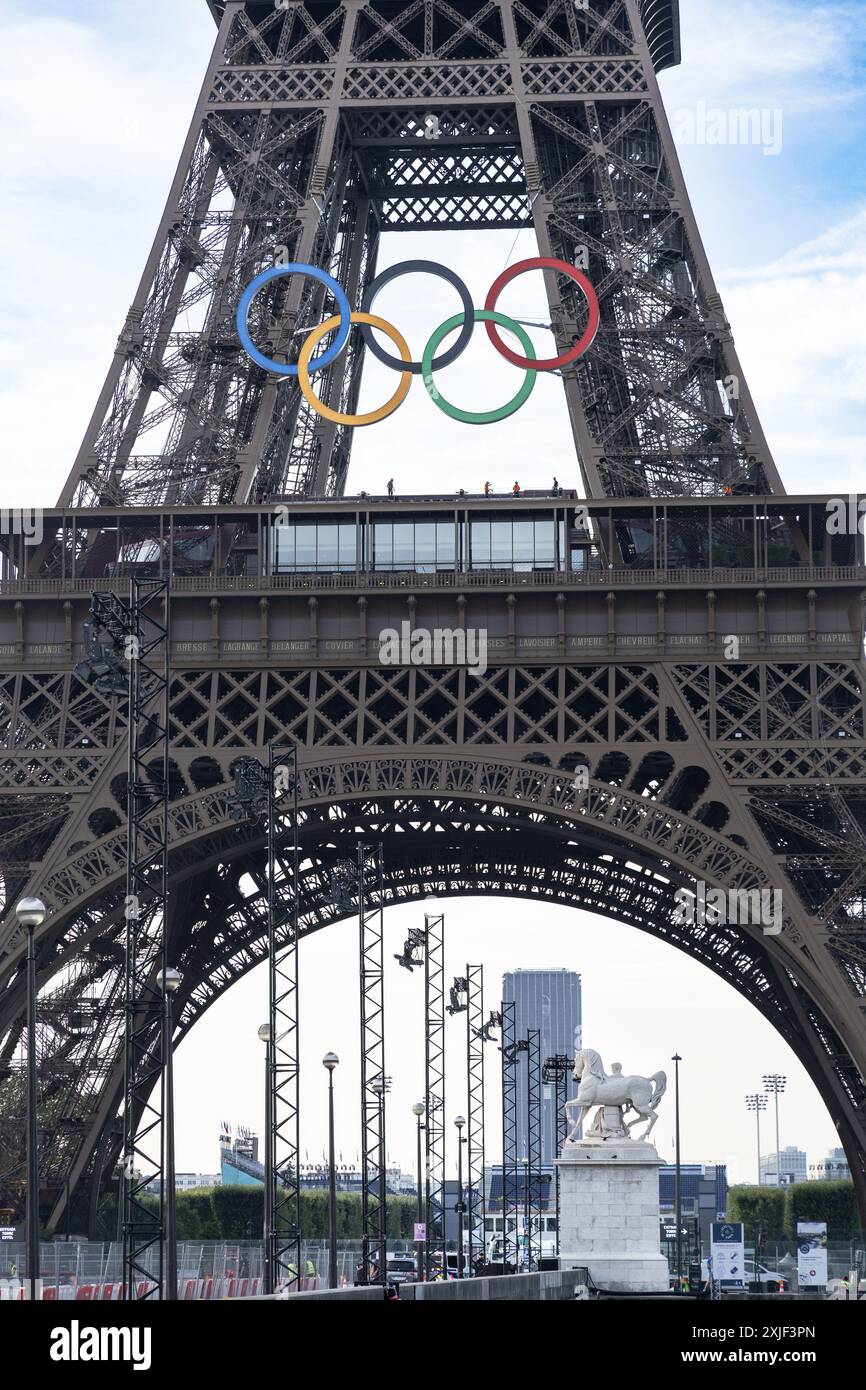 The Eiffel Tower with the Olympic rings ahead of the Olympic Games ...